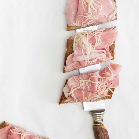 Ostern geht nur mit Schinken und Kren. Beinschinken aus traditioneller ...